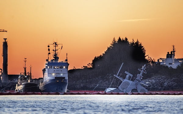 La vidange du KNM Helge Ingstad se poursuit - Actualités de Norvège