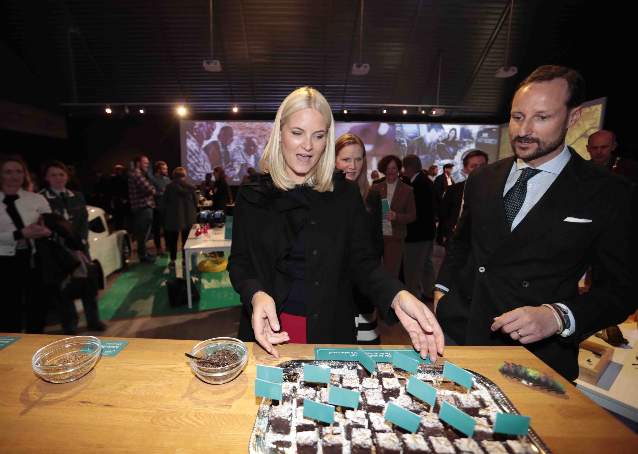 Les héritiers du trône ont servi un gâteau aux insectes - Actualités de ...