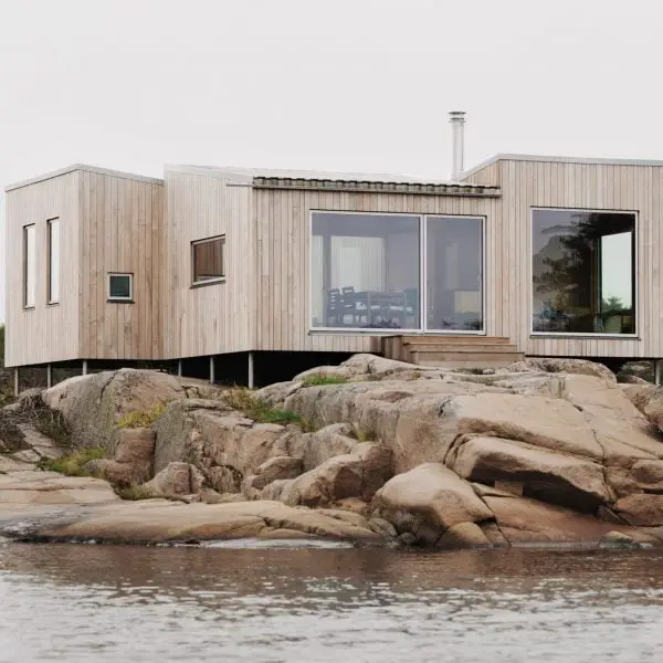Line Solgaard Arkitekter soulève la cabine Kjerringholmen au-dessus des ...
